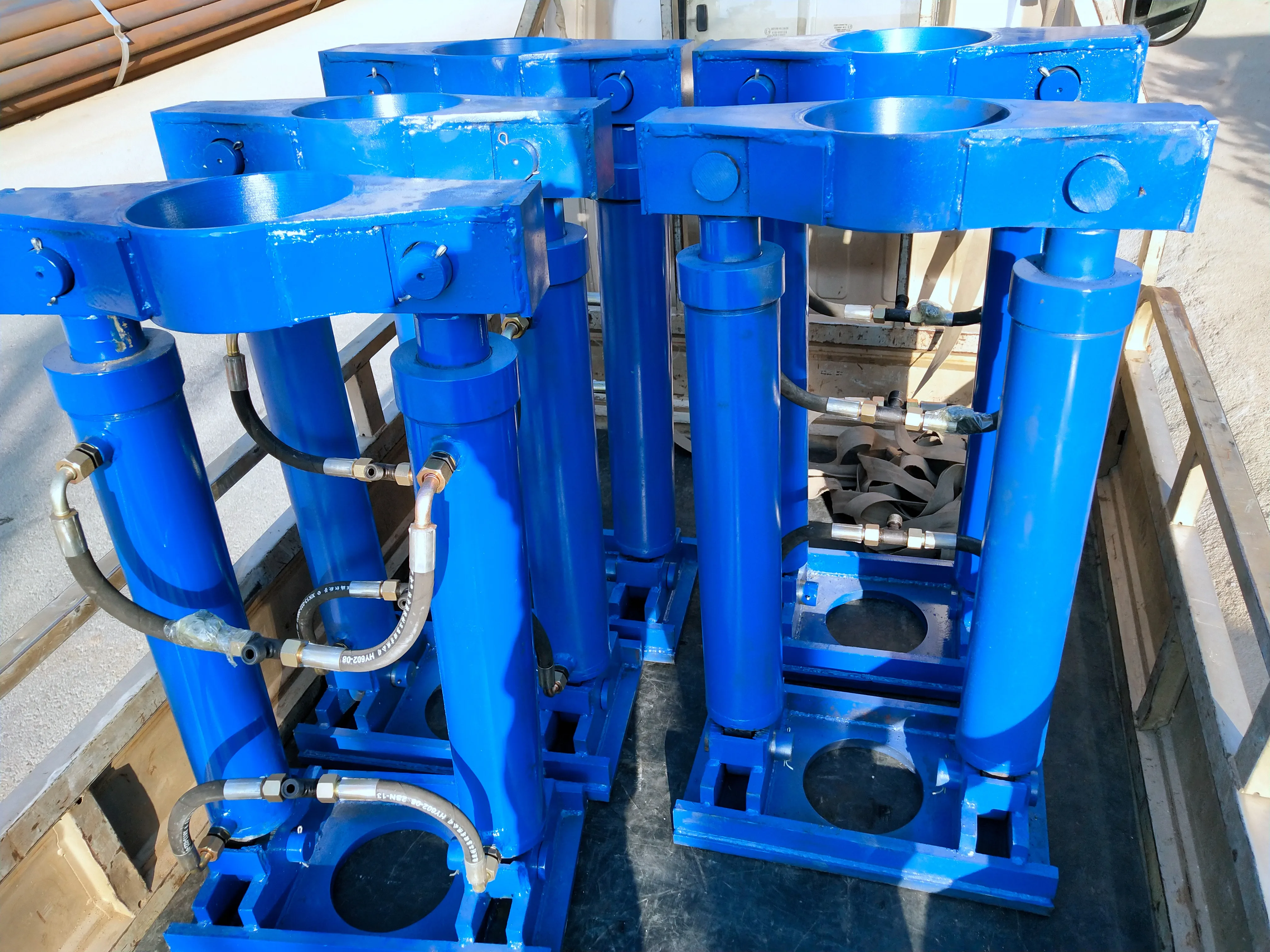 200 Tons Lifting Pipes And Handling Accidents Large Hydraulic Jacks ...