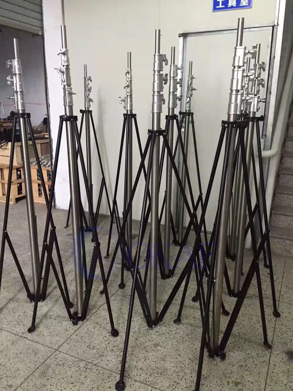Telescoping Tripod - Portable and Lightweight Antenna Mast