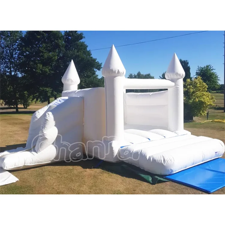 Casa inflável castelo comercial ao ar livre, salto de casamento branco ...
