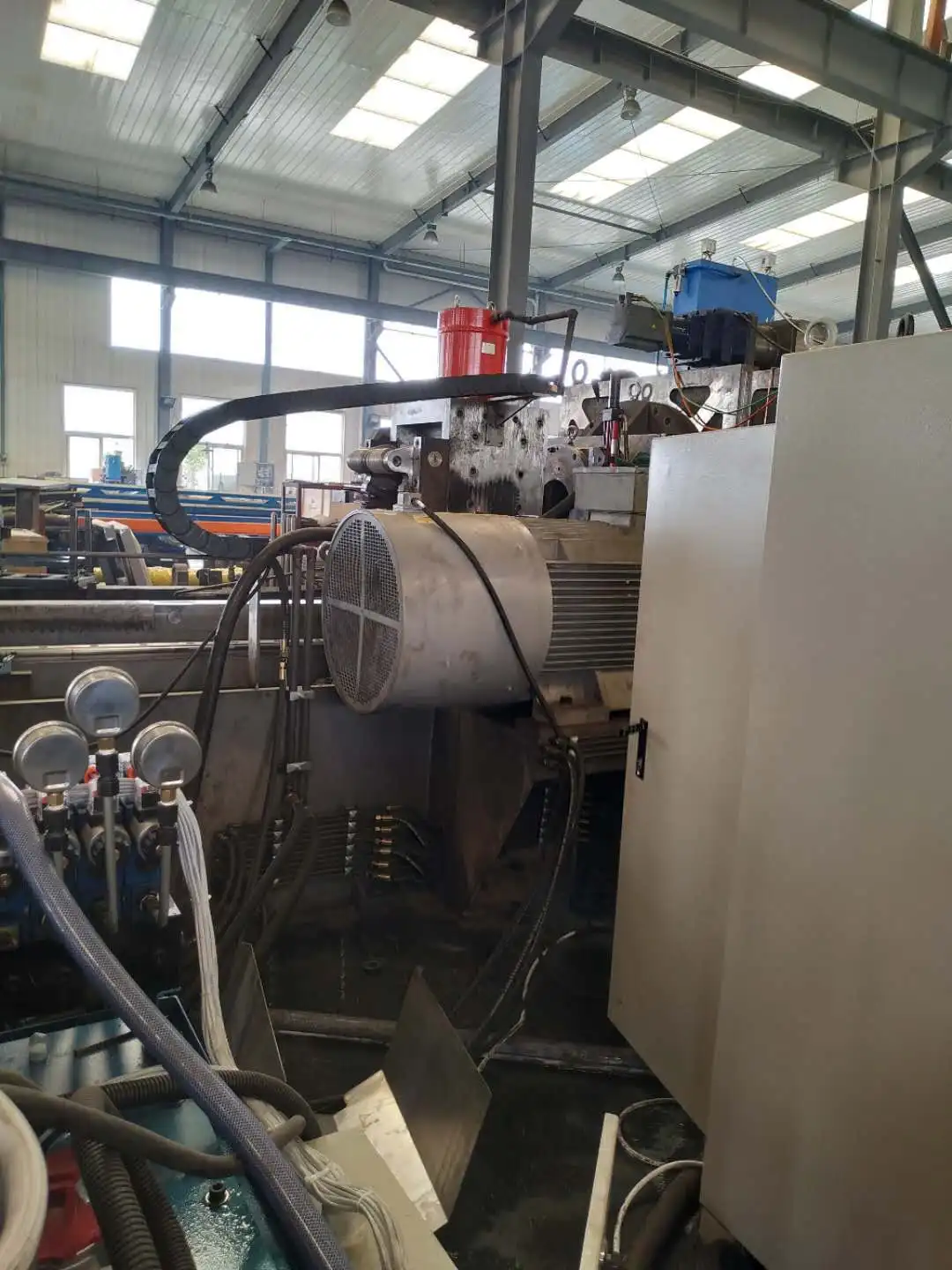 China Fully Automatic CNC Bar Peeling Machine Centerless Lathe For ...