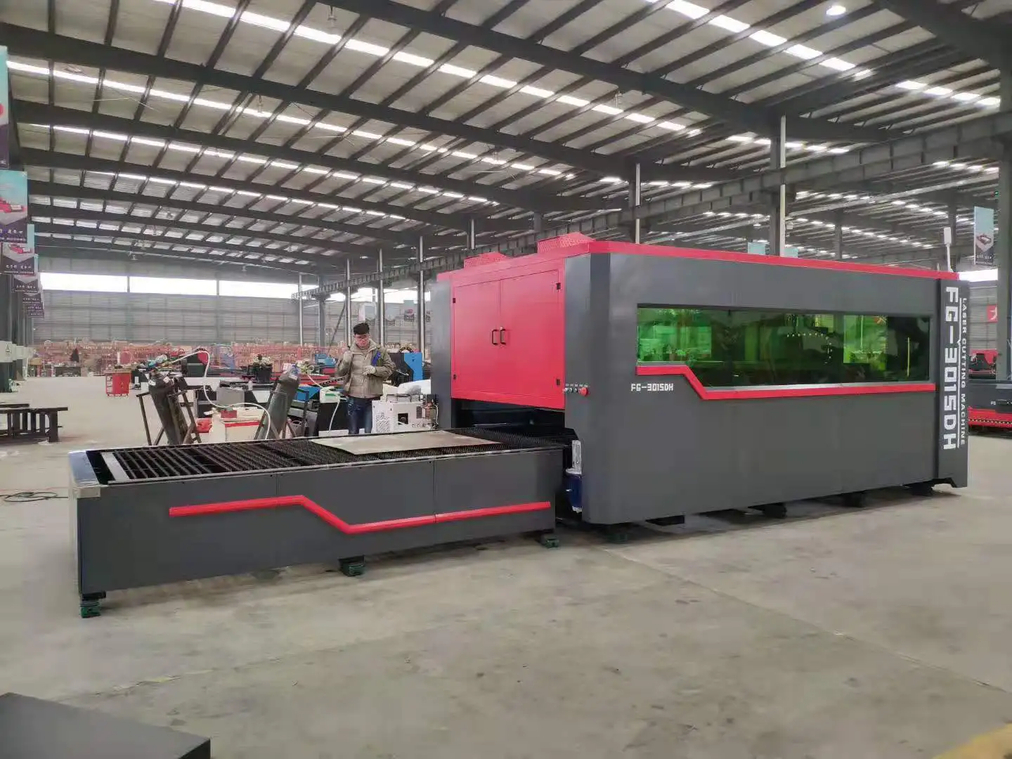 Suda Industrial 4kw Metal Enclosed Fiber Laser Cutting Machine With ...