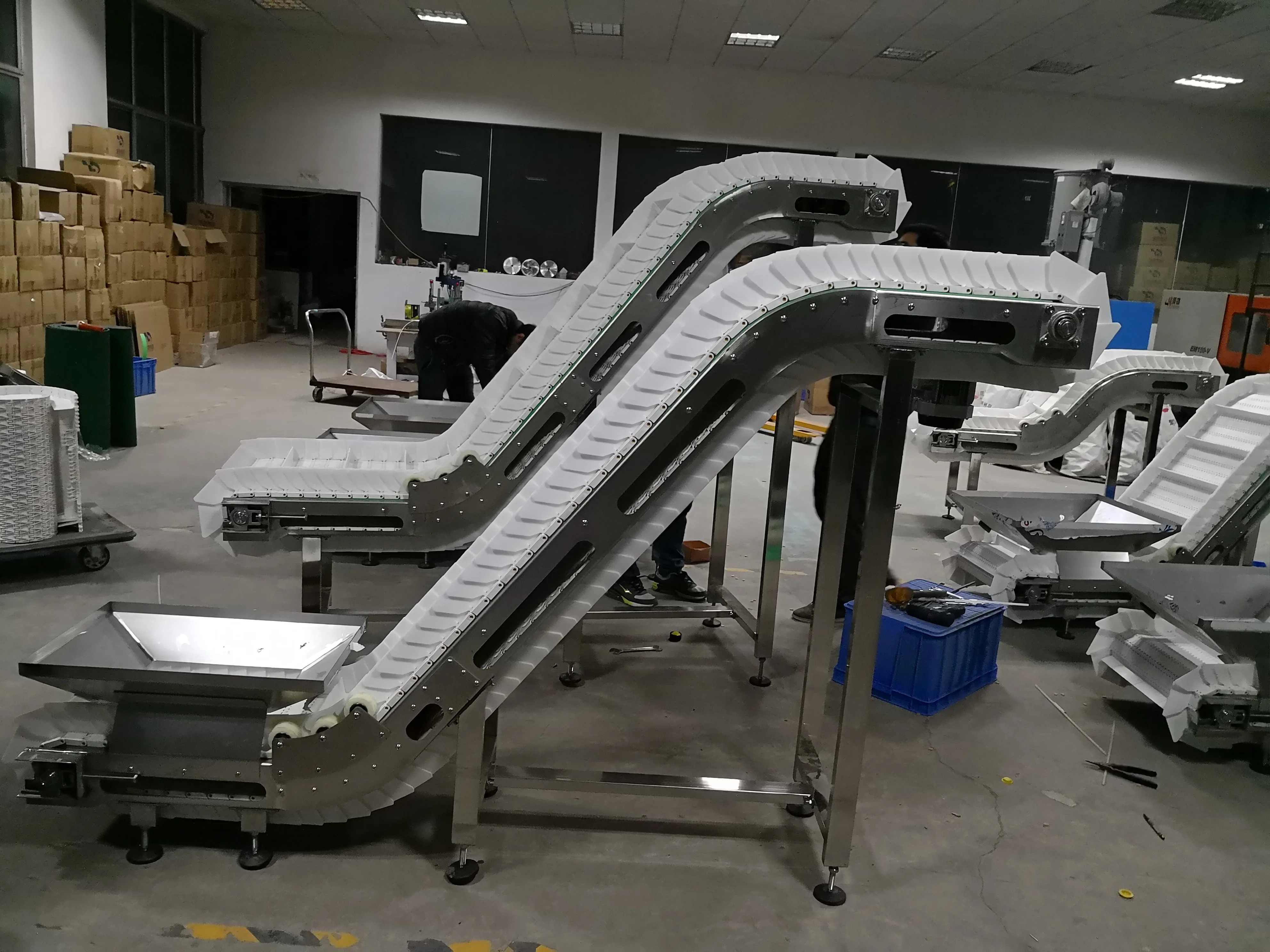 DLTE Lifting Conveyor with Baffles - Efficient Material Handling