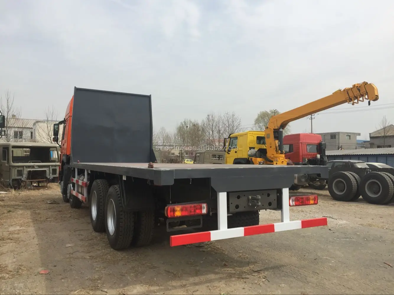 Sinotruk Howo 40 Ft 30 Ton Flatbed Cargo Truck With Container Lock ...