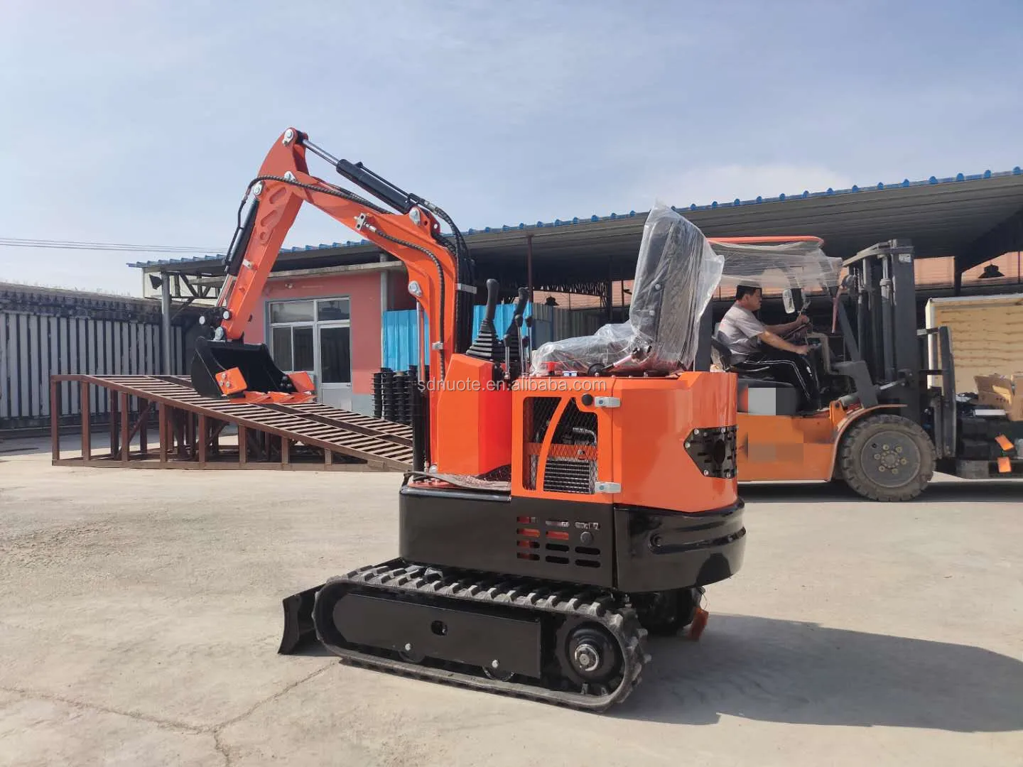 1 Ton Micro Mini Excavator Attachments With Travel Mini Digger Crawler ...