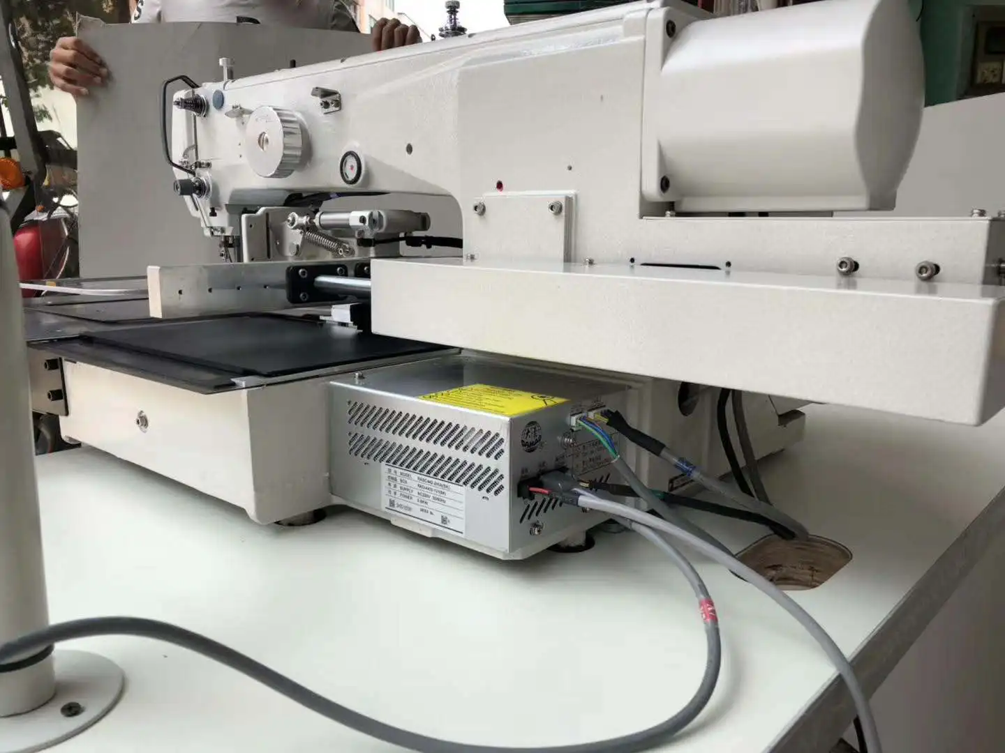 Touching Screen Pattern Sewing Machine With Computer For Garment/cloth ...