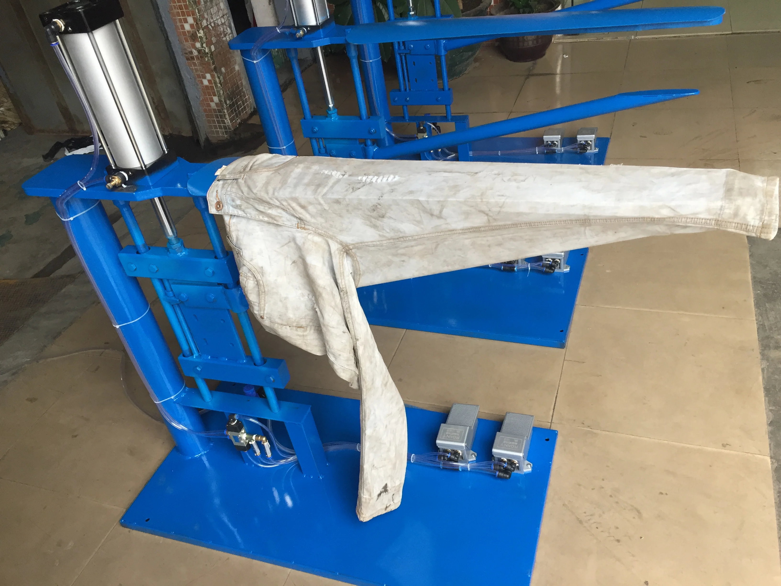 Whisker Making Machine - Denim Jeans Spraying & Grinding