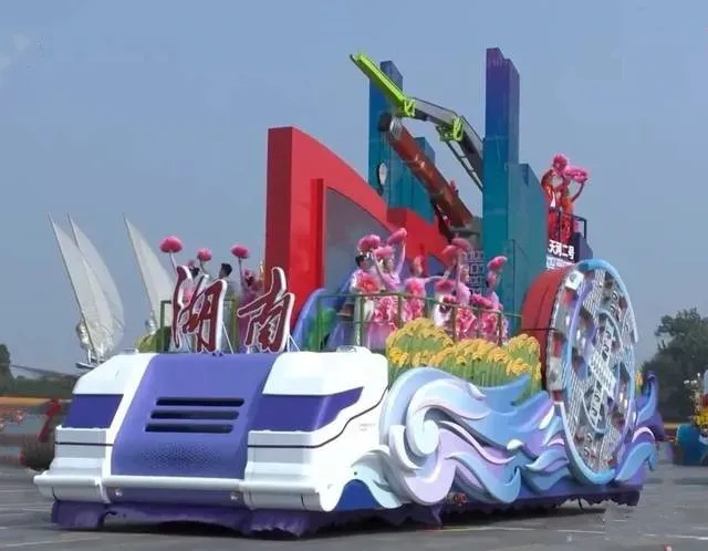 Outdoor Large Customized Festooned Vehicle Parade Landscape Decoration ...