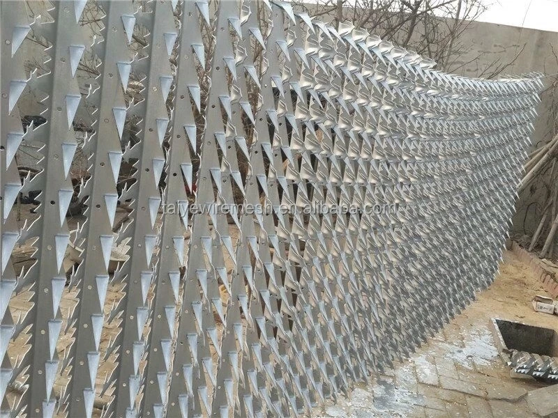 Steel Material And 140 Sharp Points Per Metre Razor Type Wire Spike ...