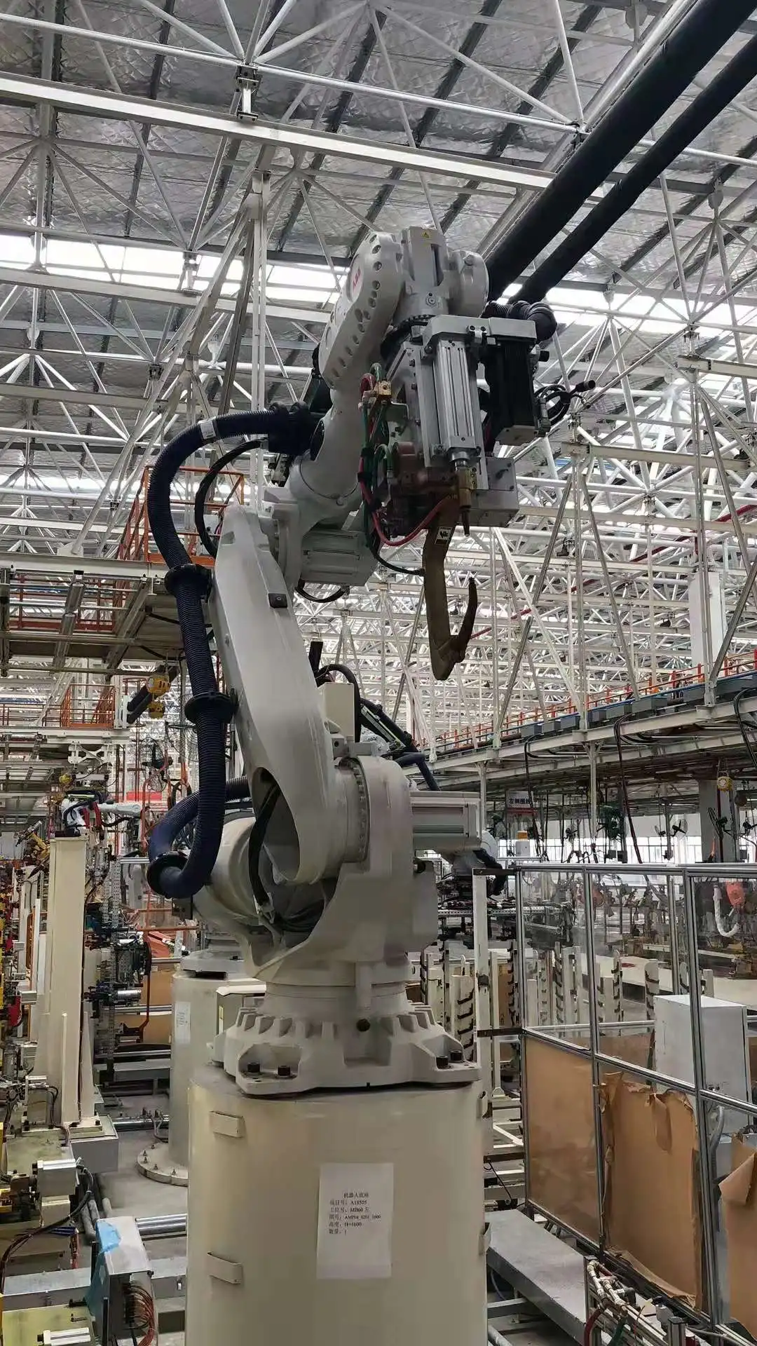 Robotic Spot Welding Gun for Car - Automatic & Reliable