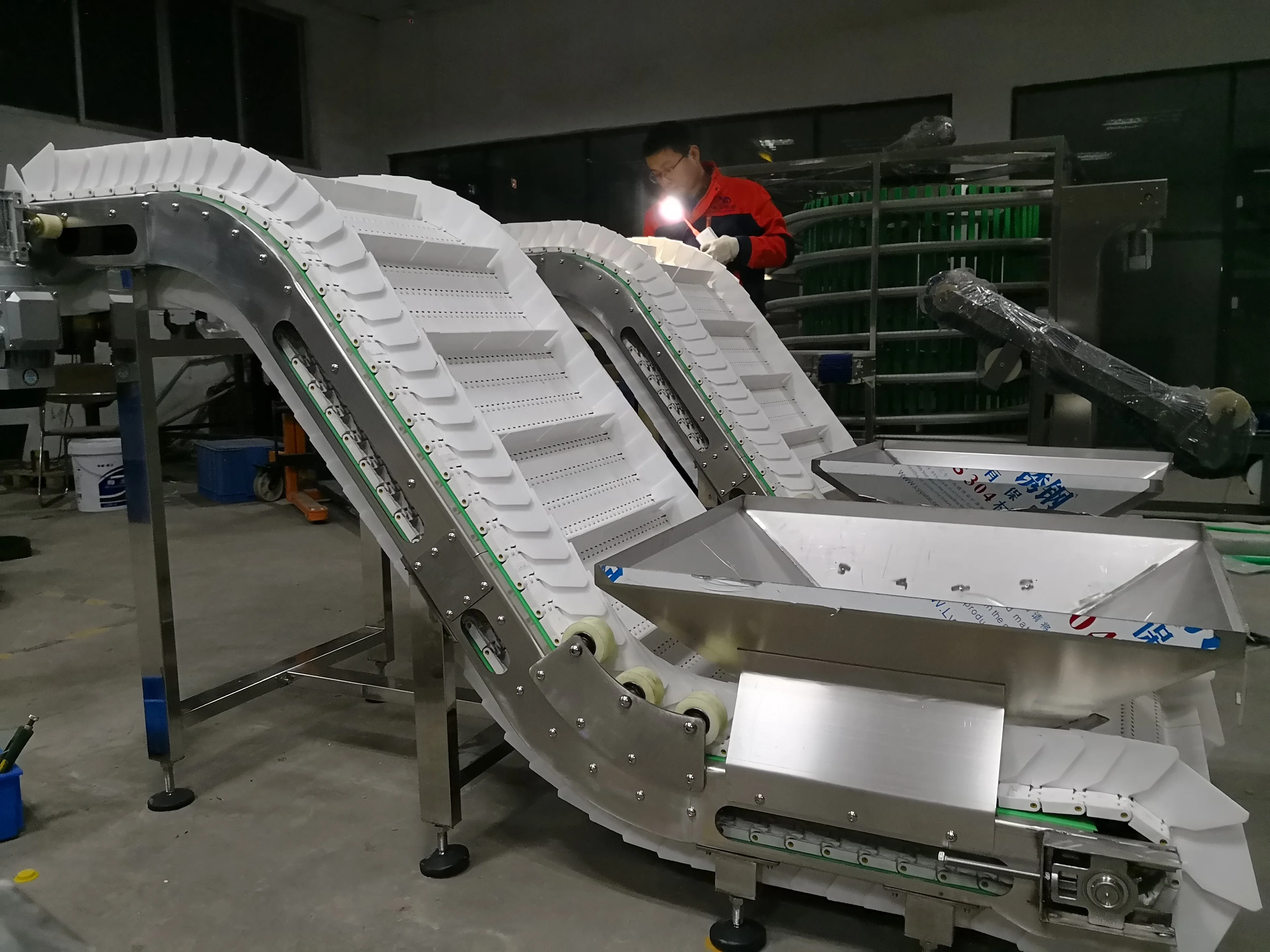 DLTE Lifting Conveyor with Baffles - Efficient Material Handling