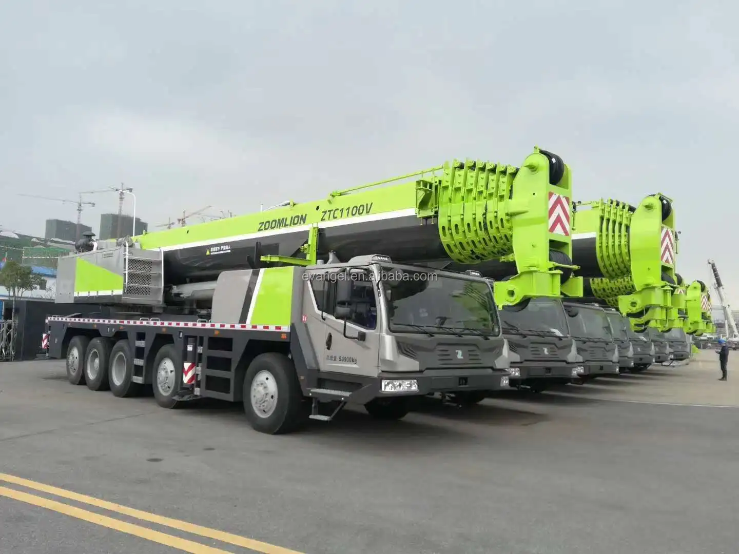 Five Section Boom Mobile Crane Zoomlion 70 Ton Truck Crane Ztc700v552 ...