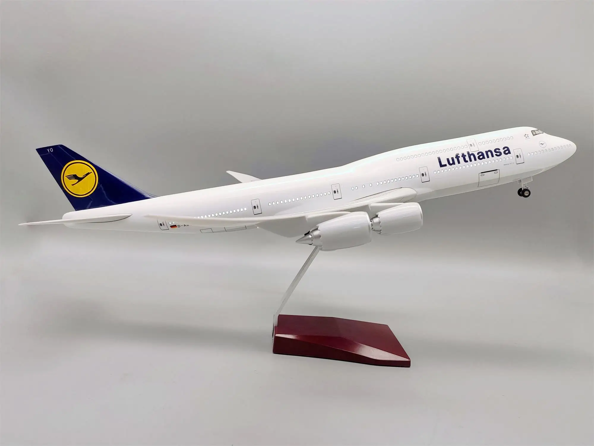 Boeing 747-8 Lufthansa Model Aircraft - LED Simulation