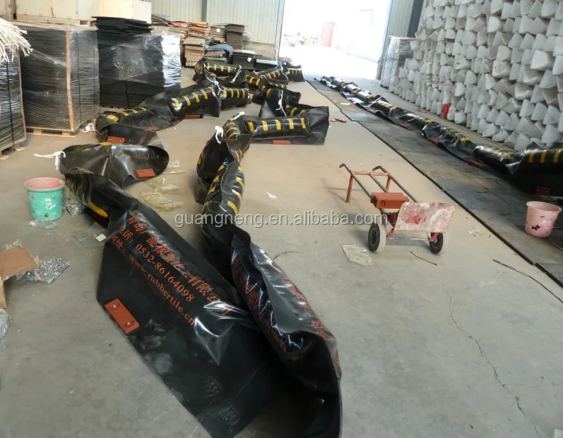 ASTM Connector Rubber Oil Spill Containment Boom / Solid Floating Oil ...