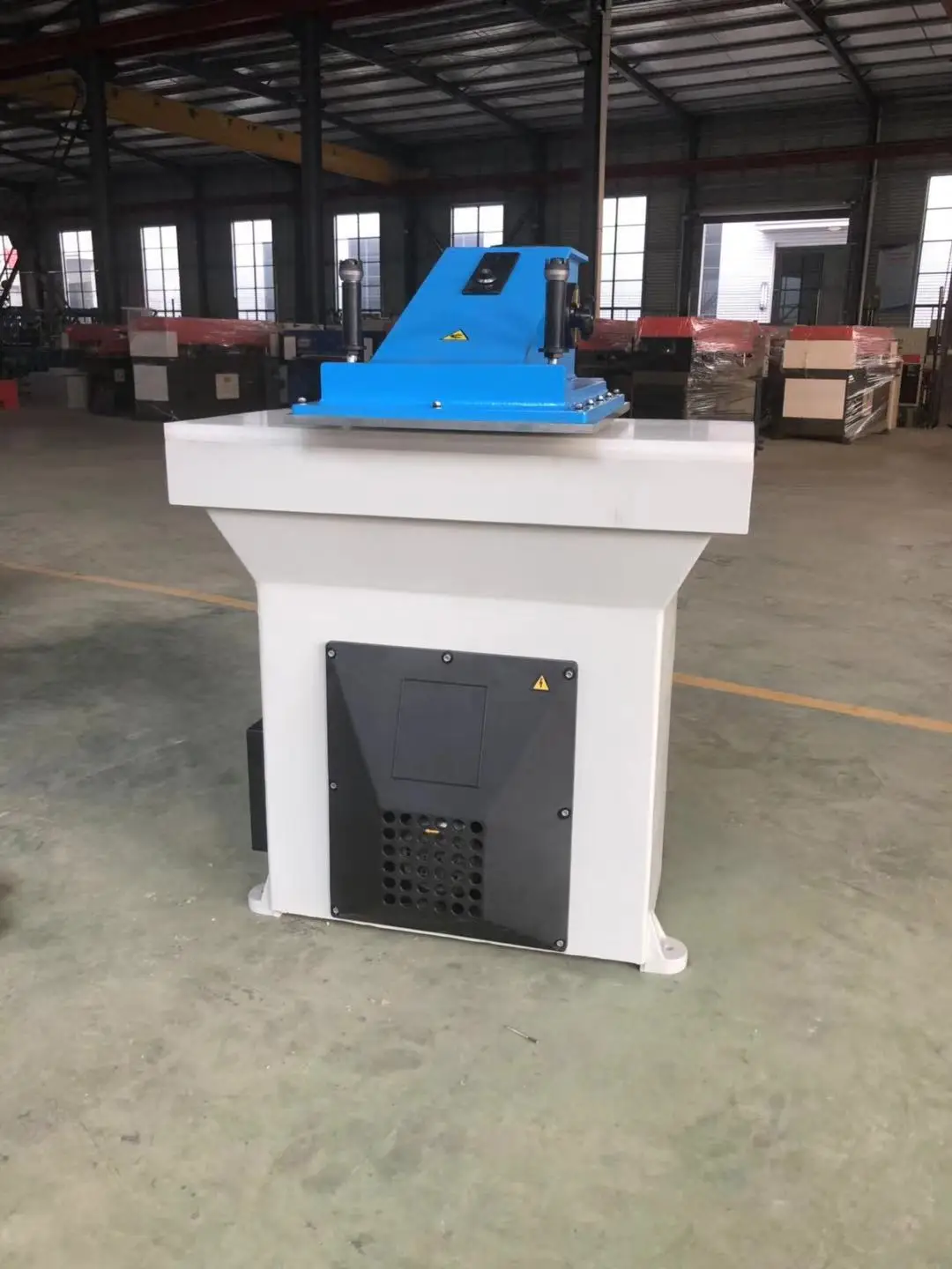 Hydraulic Swing Arm Cutting Machine for Leather Goods