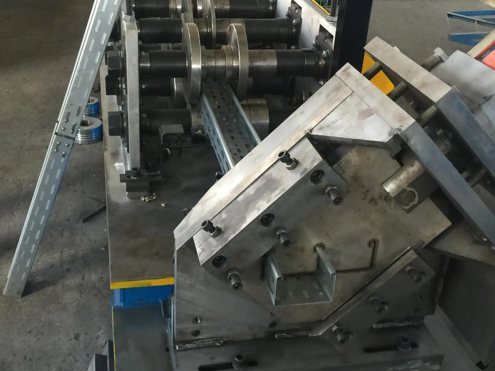 Punching Hole Ladder Cable Tray Machine Manufacturing