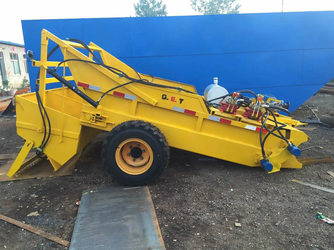 Walk Behind Beach Trash Rakes Cleaner/ Low Price Beach Cleaning Machine ...