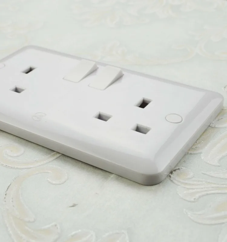 BS 1363 White 2 Gang Double 13a Twin Switched Socket