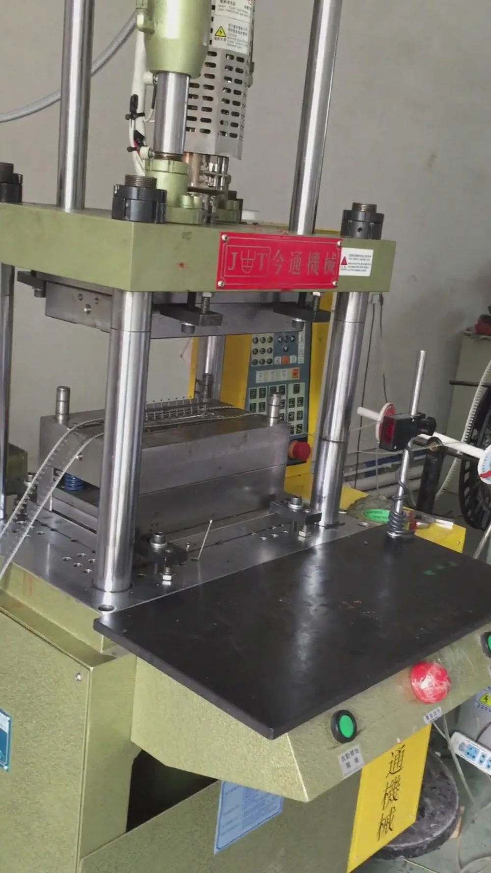 Small Size Vertical Plastic Injection Moulding Machine 20t - Buy ...