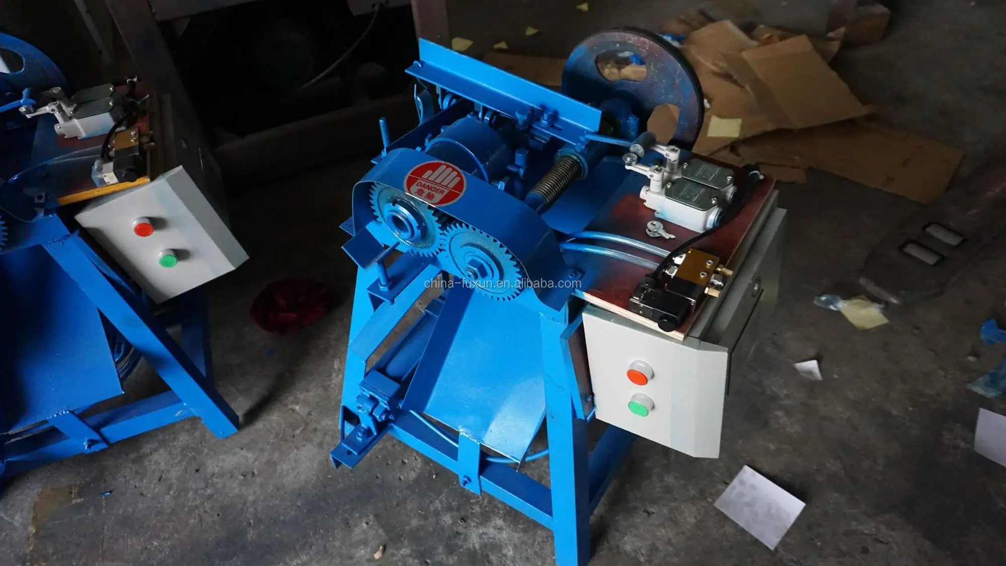 Machine à vis métallique avec poignée à balais, pour fabrication de vis ...