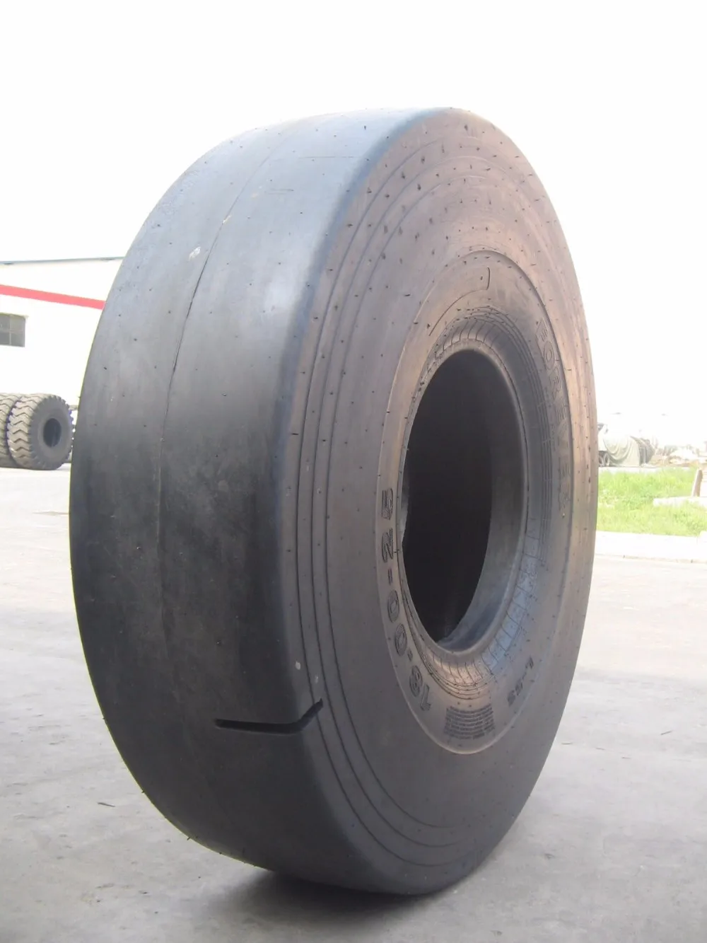 Smooth Tyre 1200-24 1400-24 1800-25 L5s Port Forklift Tire - Buy Mining ...