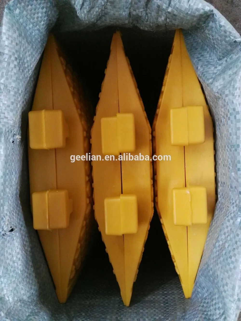 Heavy duty 500*350*50mm yellow and black road safety reflective rubber ...