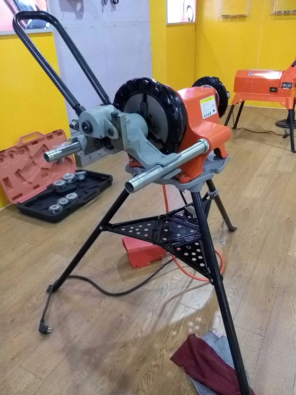 Gc02 Pipe Rolling Machine With Sq50d Power Drive 1500w - Buy Concrete Grooving Machine,Pipe ...