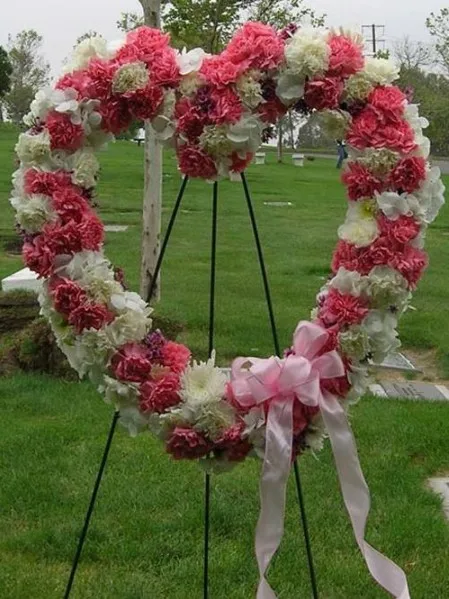 Stylish & Durable Wire Wreath Stands - All-Season Easels