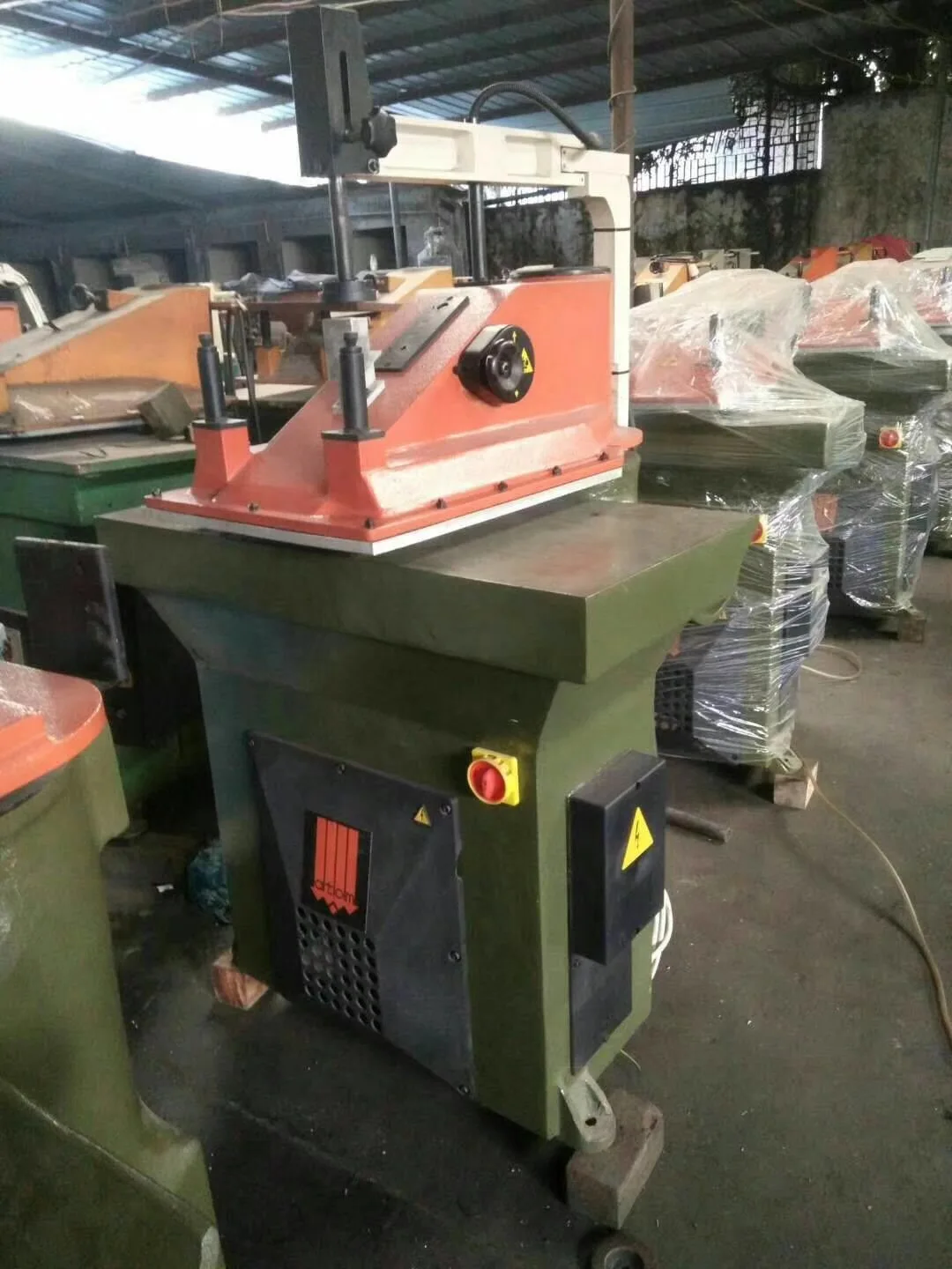 Used ATOM Italy Swing Arm Cutting Machine for Leather