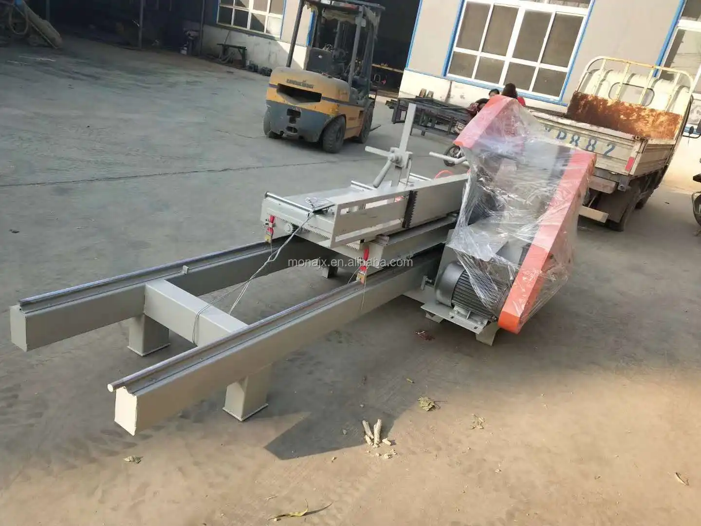 Precision Wood Cutting with Sliding Table Saw Machine