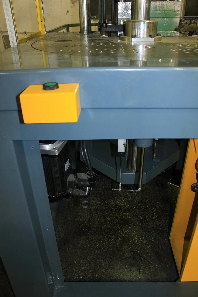 Rotary Table Vertical Plastic Injection Molding Machine 40t - Buy ...