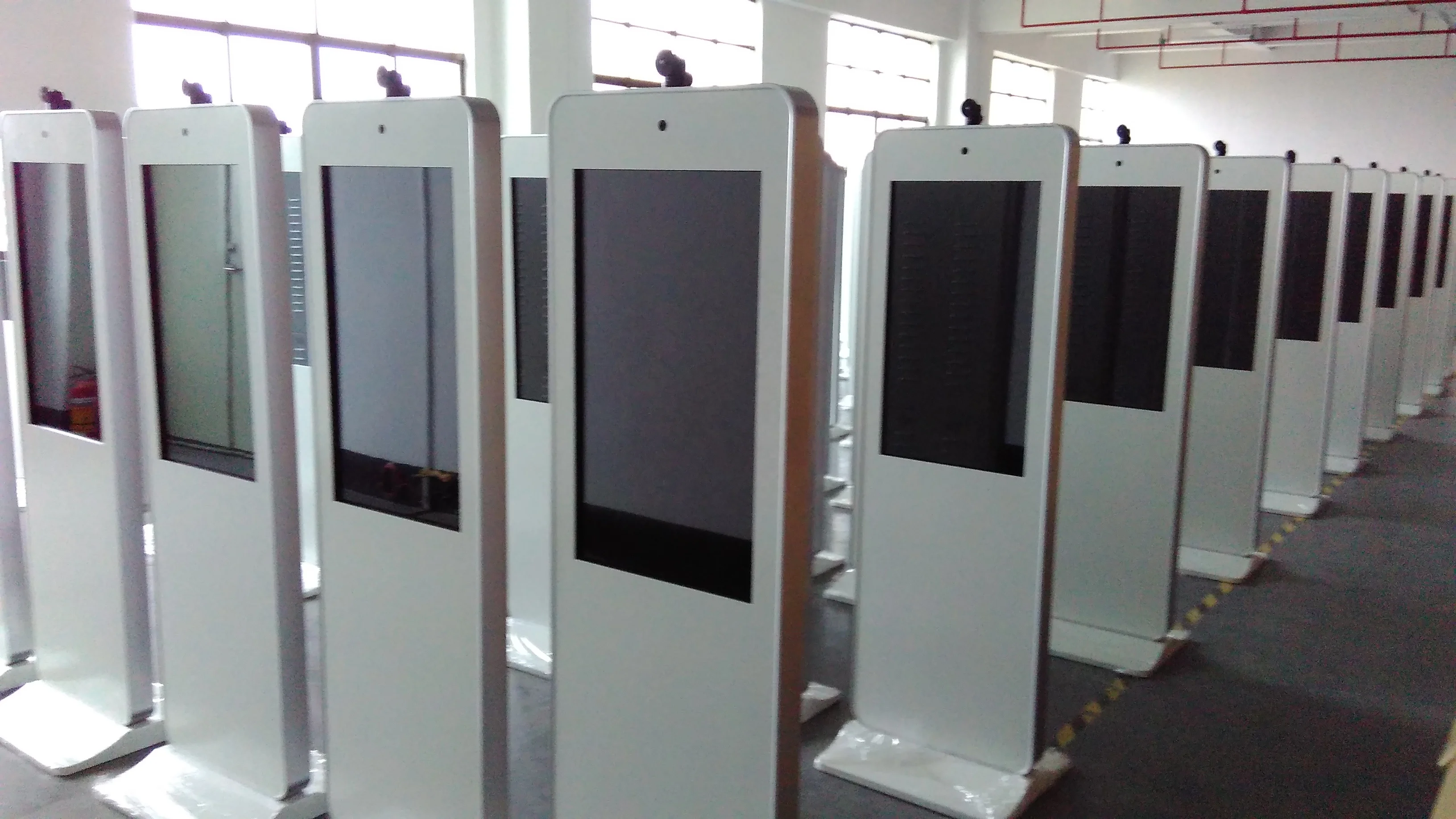Manufacturer 32" Touch Screen Photo Booth Kiosk Machines Selfie Station ...