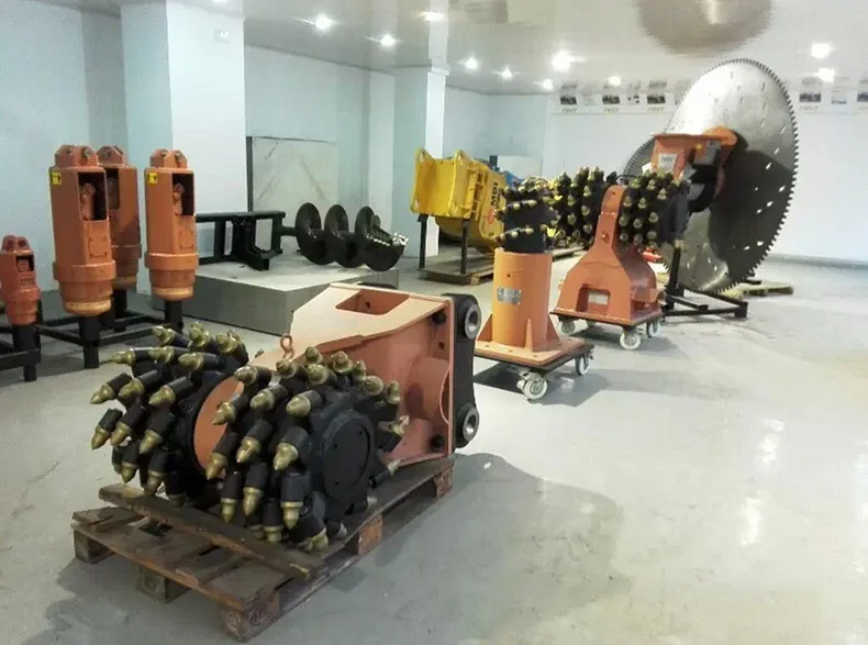 Excavator Rock Saw for Cutting Pipe - 20 Ton Capacity