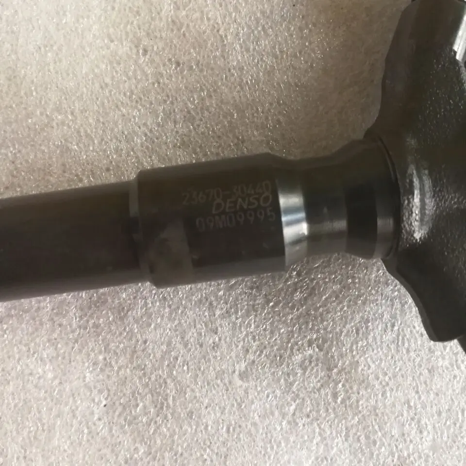 Original Diesel Fuel Injector 23670-30450 for Toyota 2KD