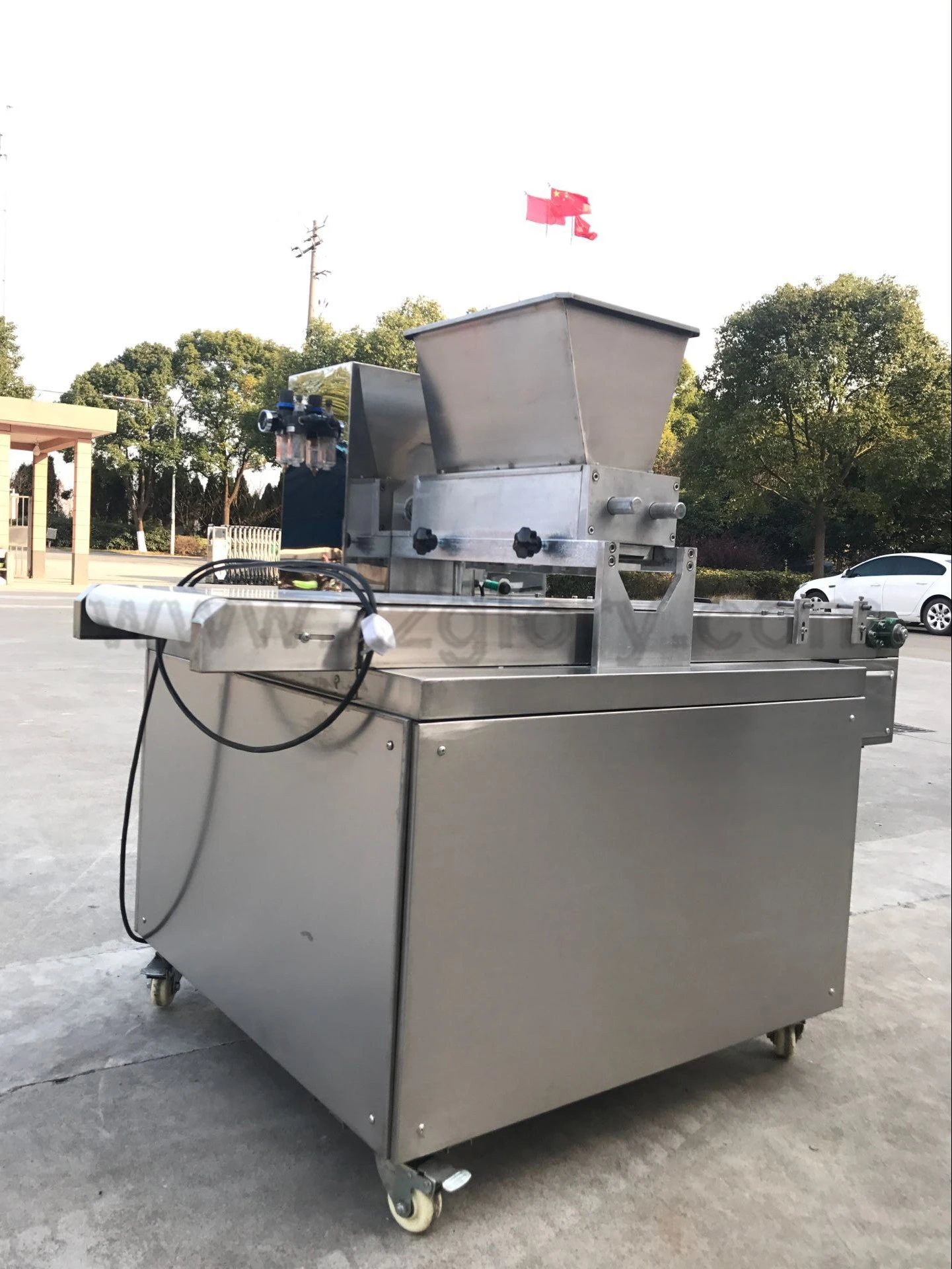 Full Automatic High Efficiency Manufacturing Macarons Making Machine ...