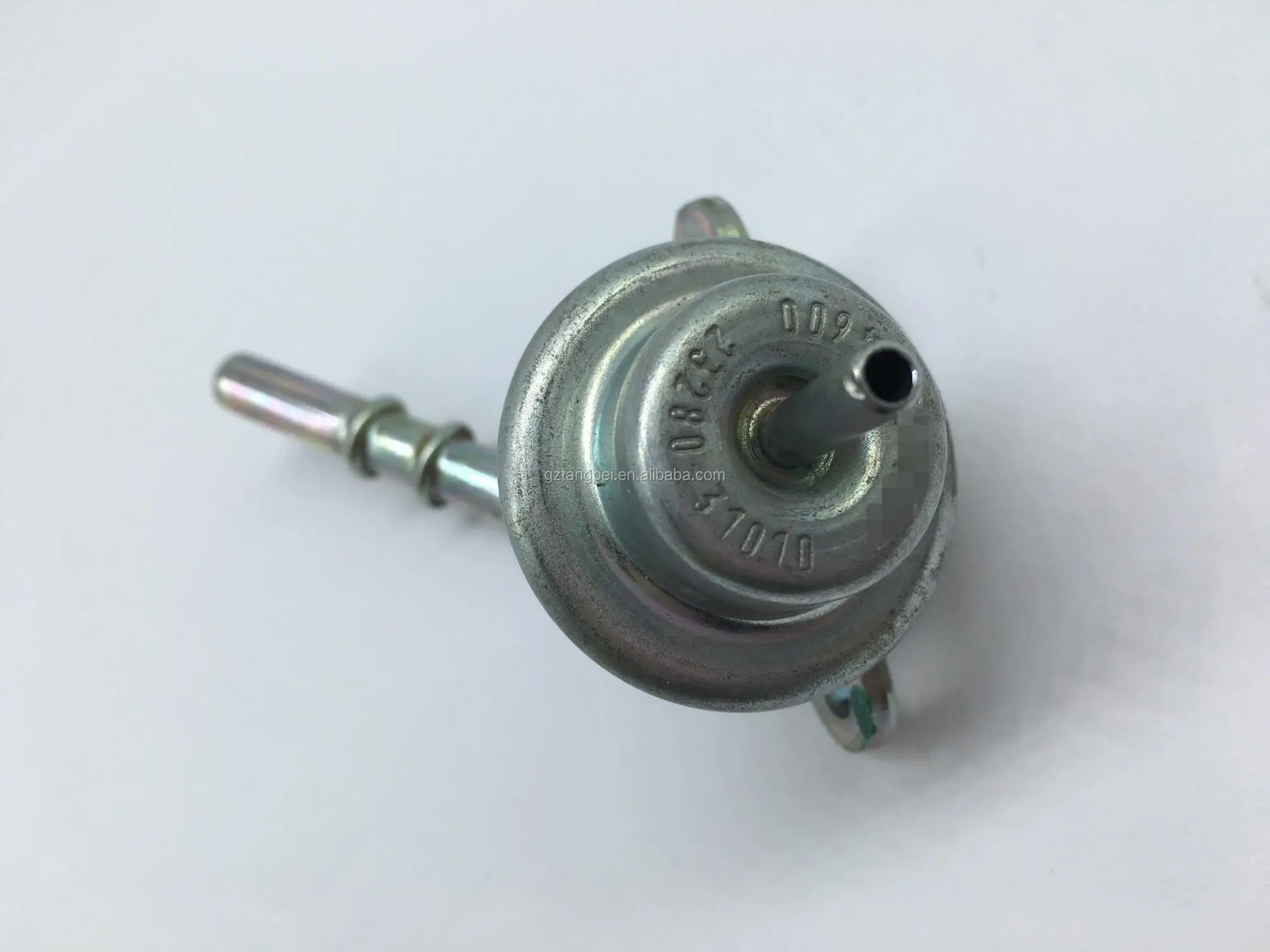 Fuel Pressure Regulator 23280 31010 for Toyota Hilux & Tacoma