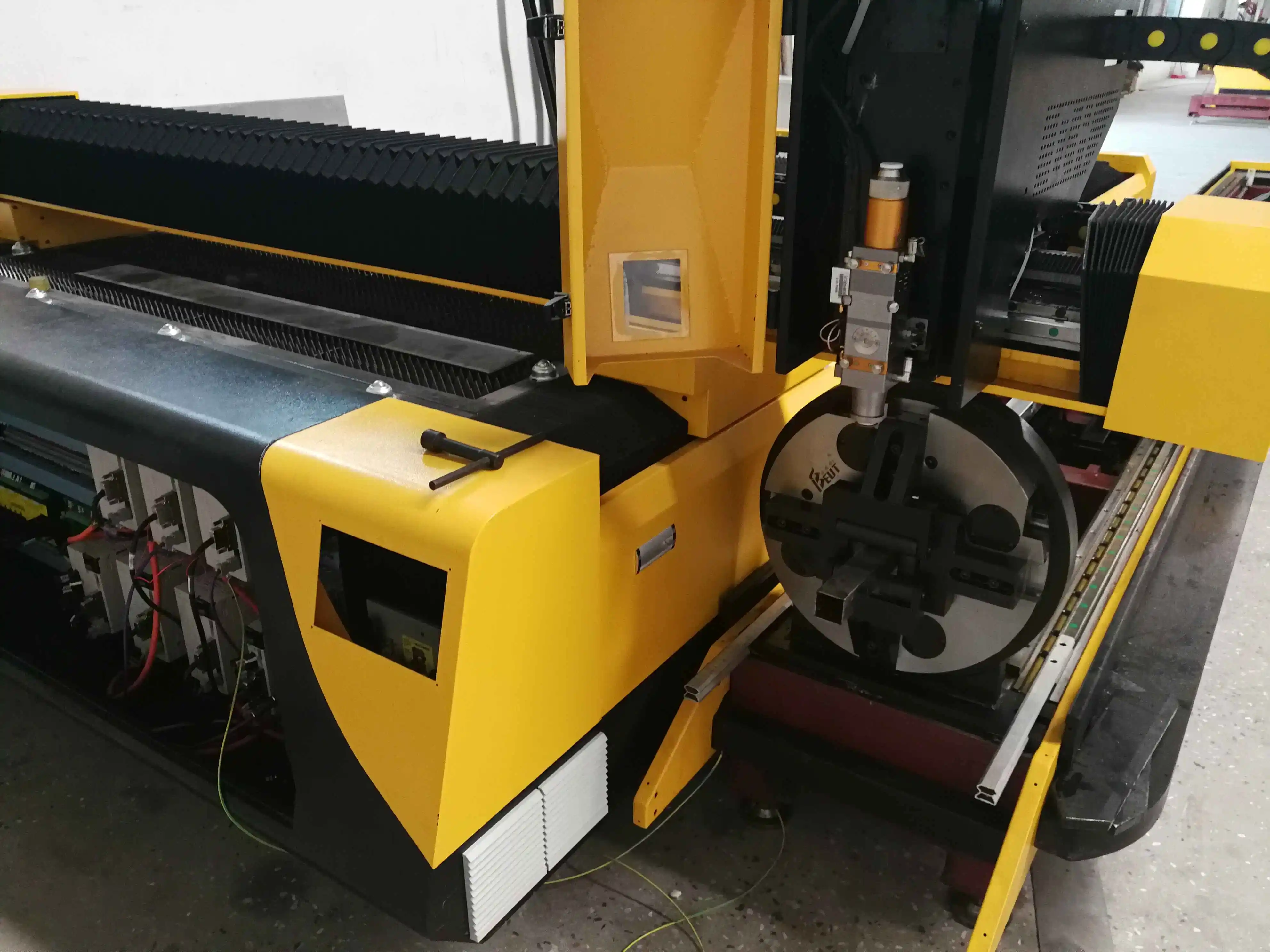 Automatic Rotary Chucks for Plate and Tube Cutting