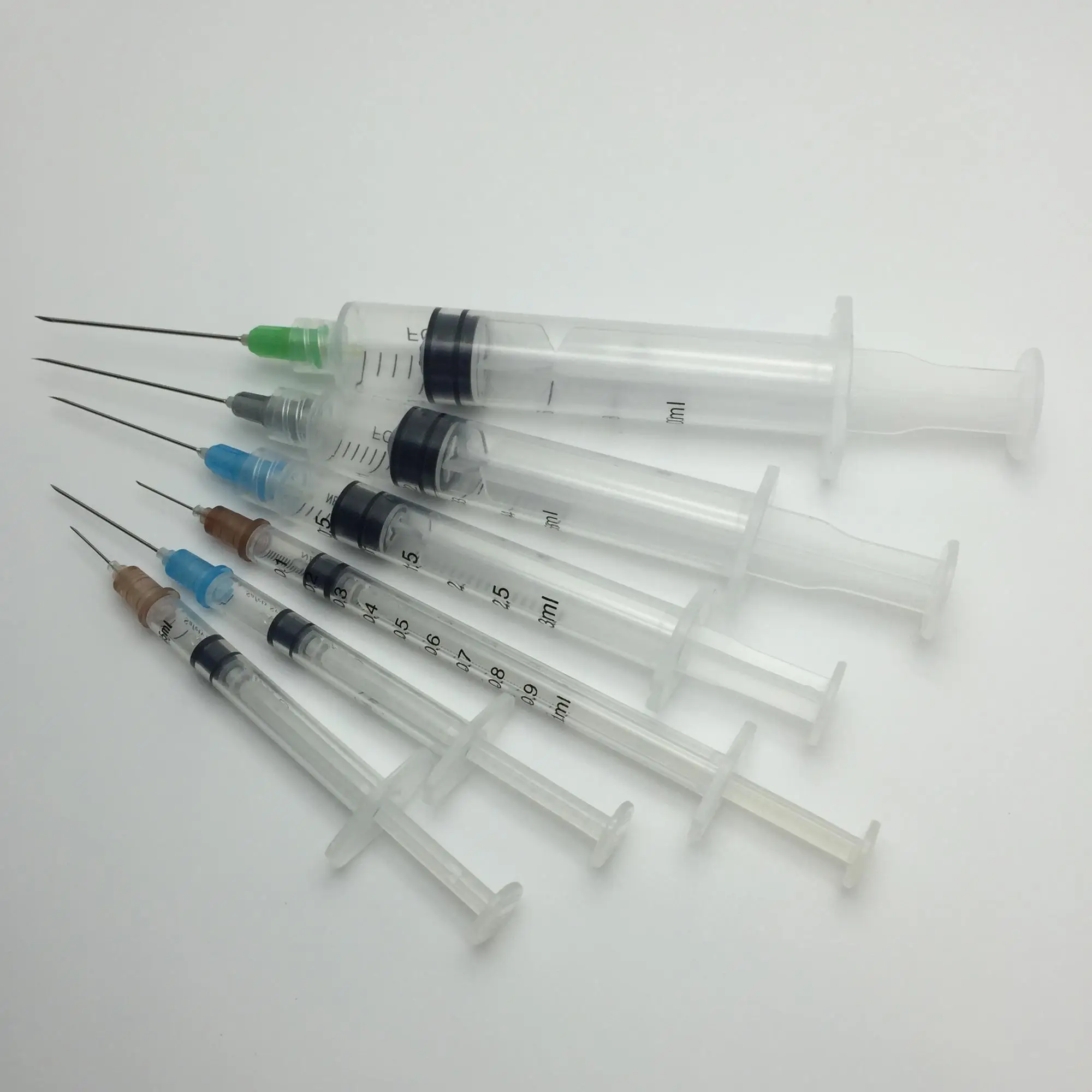 China Manufacturer High Quality Retractable Needle Safety Syringe - Buy ...