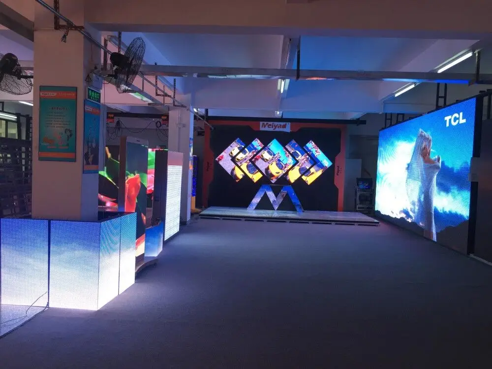 Customized P4 Indoor Triangle LED Display Screen - 1100cd/m2