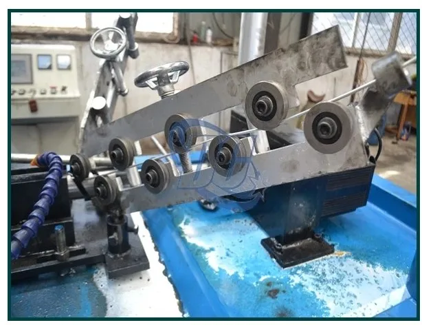 Manual Operated Chain Link Wire Mesh Machine Making/maquina De Malla De ...