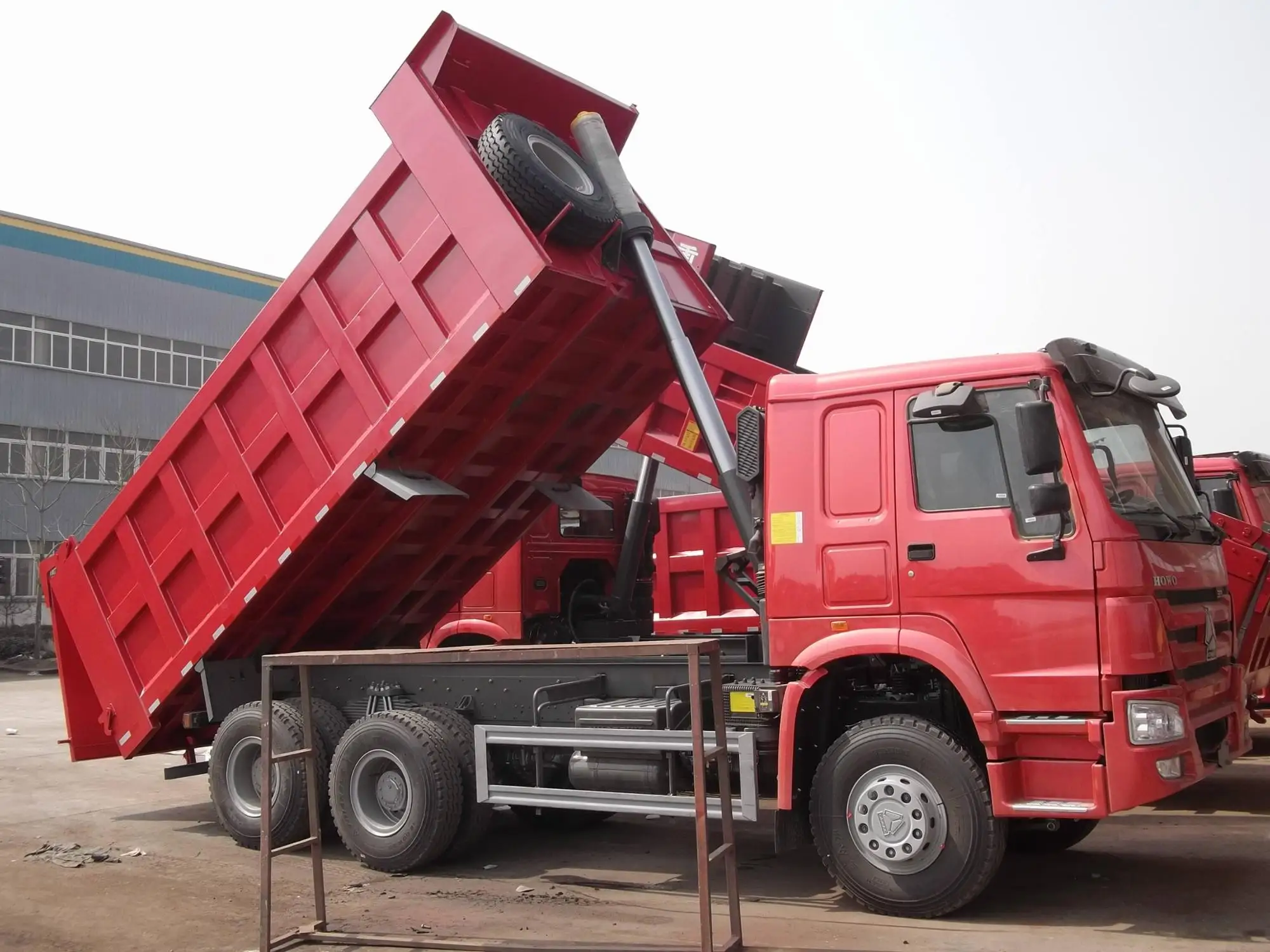 SINOTRUK HOWO Benne Camion À Benne Basculante 6X4 LHD 371HP 25 tonnes ...