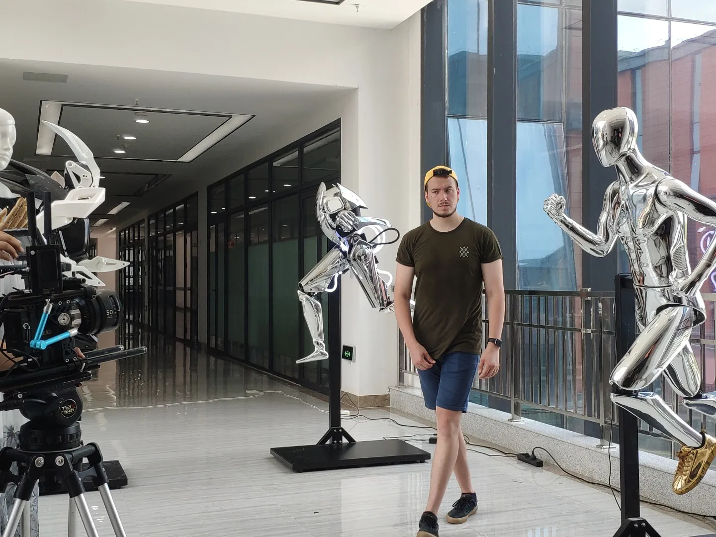Dynamic Female Mannequin Robot - High-End Fashion Display