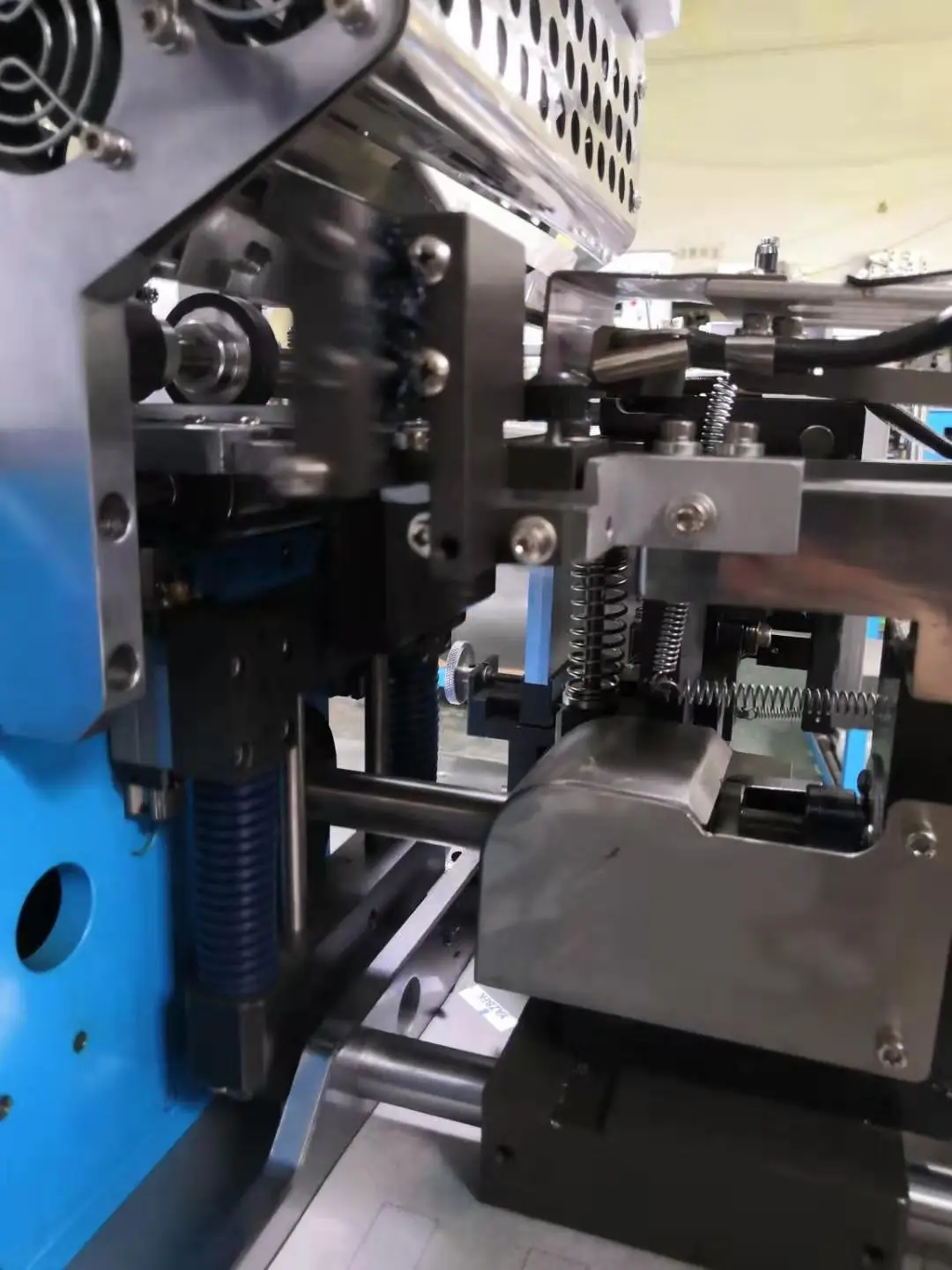 Auto Multi Functional Woven Label Cutting And Folding Machine - Buy ...