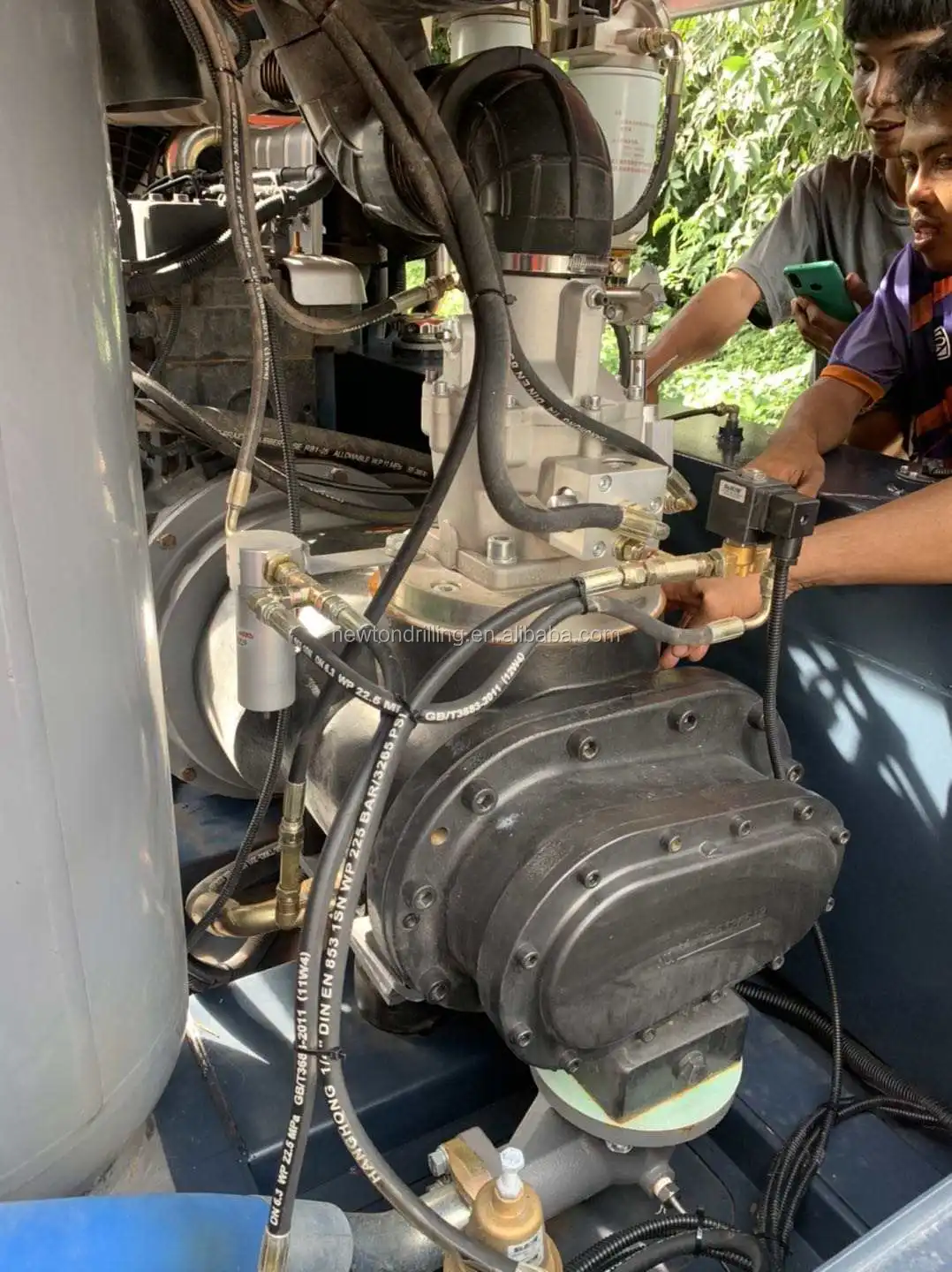 Compresor de Aire de Tornillo Portátil Diésel Hongwuhuan HGT550-16III ...