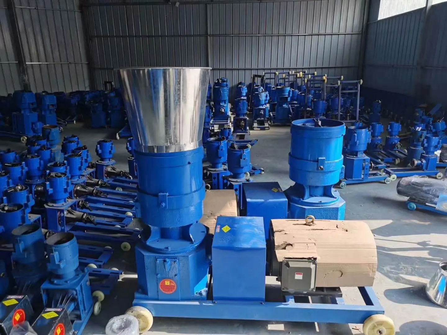 Low Cost 300kg 500kg 1t/h Small Farm Used Livestock Poultry Cattle Feed ...