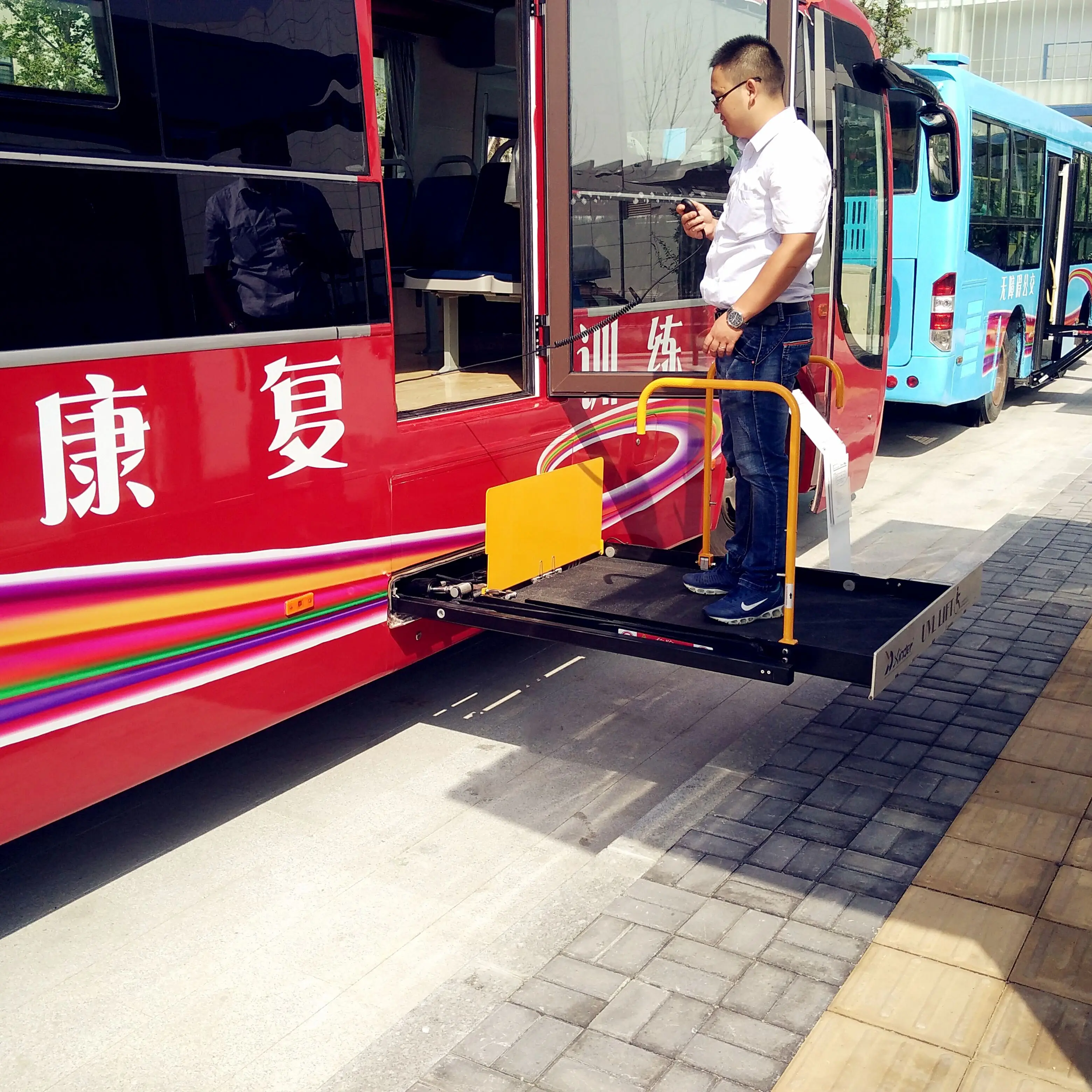 Electric Bus Wheelchair Lifts - Cadeiras Elevadoras