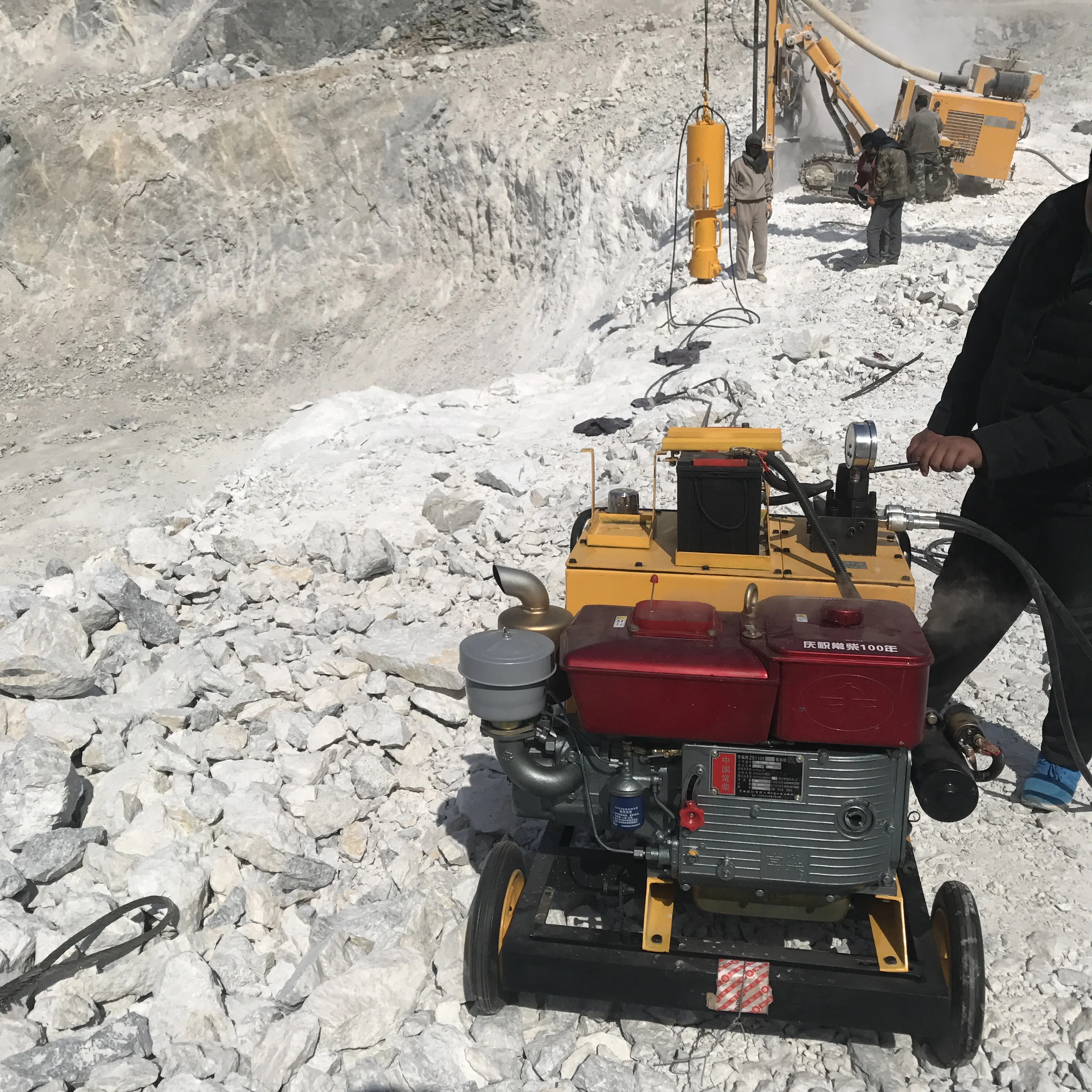 Excavator Quick Attached Hydraulic Rock Splitter On An Excavator For ...