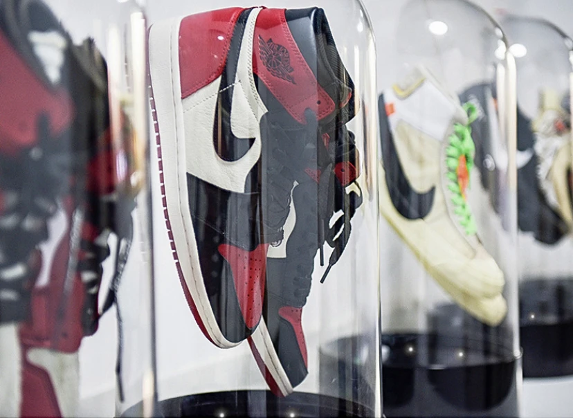 2019 Hot Unique Clear Capsule Acrylic Shoe Sneaker Box with Light