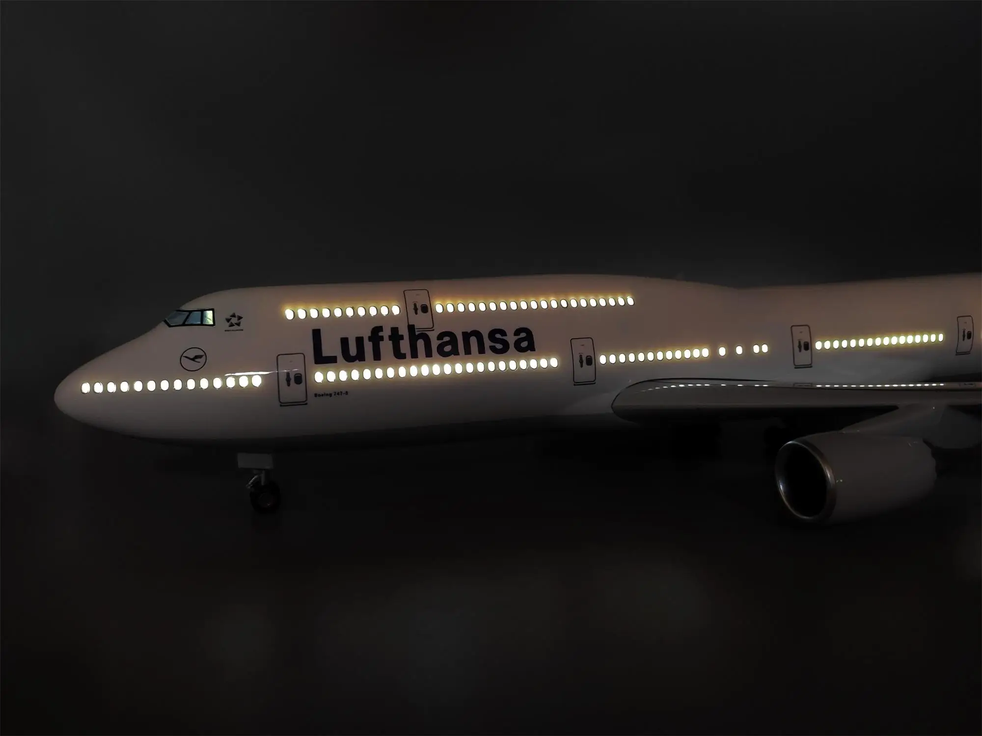 Boeing 747-8 Lufthansa Model Aircraft - LED Simulation