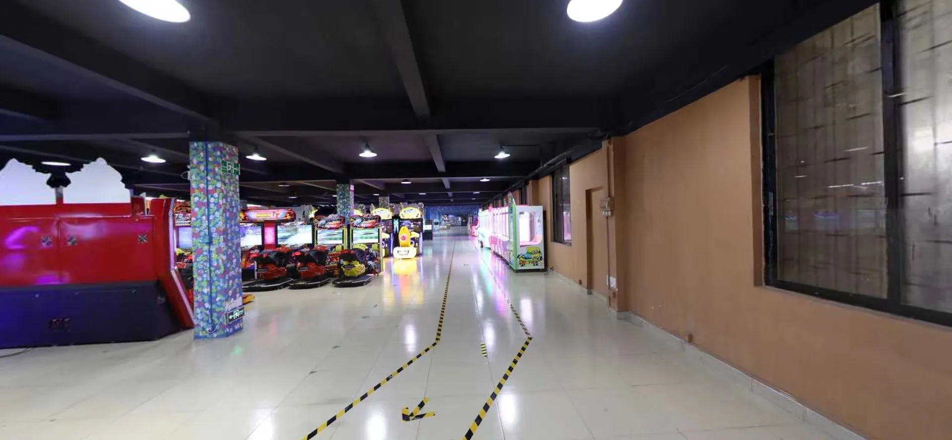 Colorful Park Claw Machines Game - Fun for All Ages