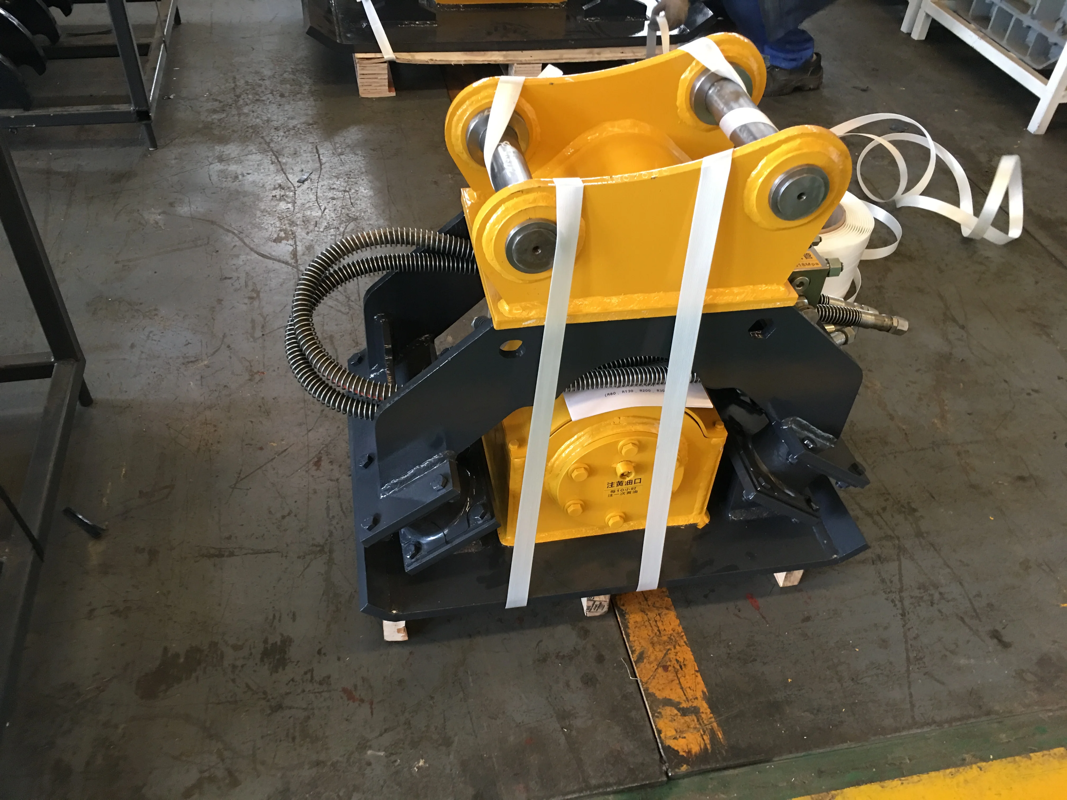 MONDE Excavators Bobcats Construction Works with Hydraulic Compactor ...